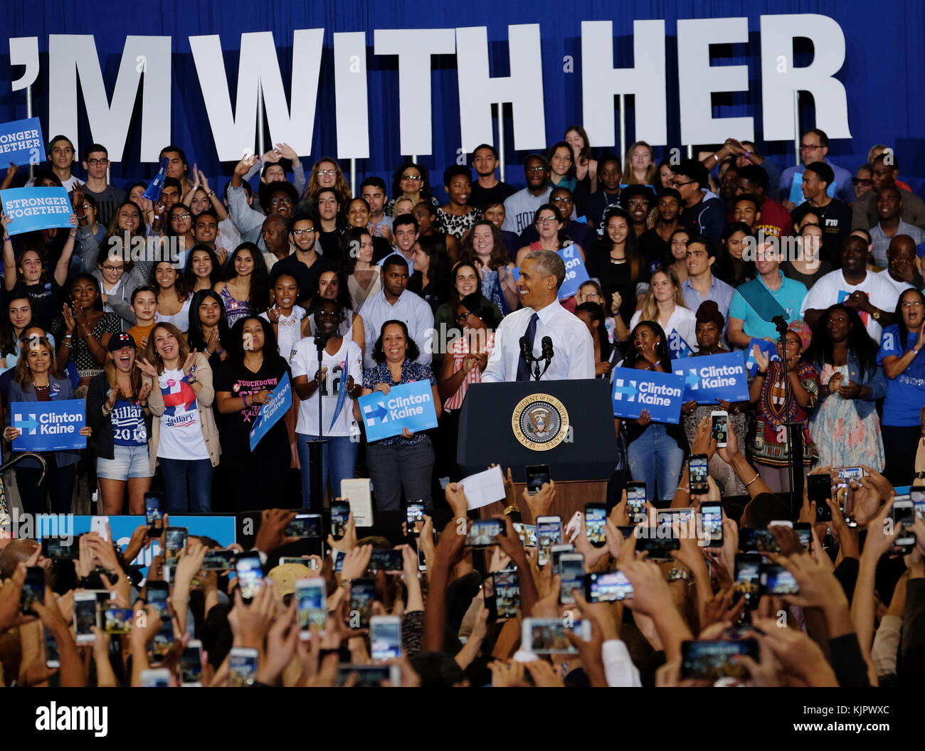 MIAMI, FL - NOVEMBER 03: President Barack Obama speaks during a ...