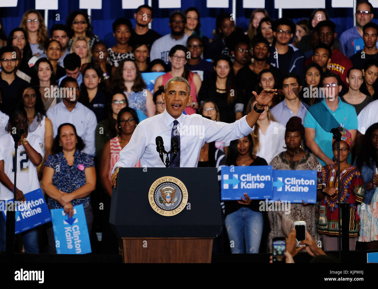MIAMI, FL - NOVEMBER 03: President Barack Obama speaks during a ...