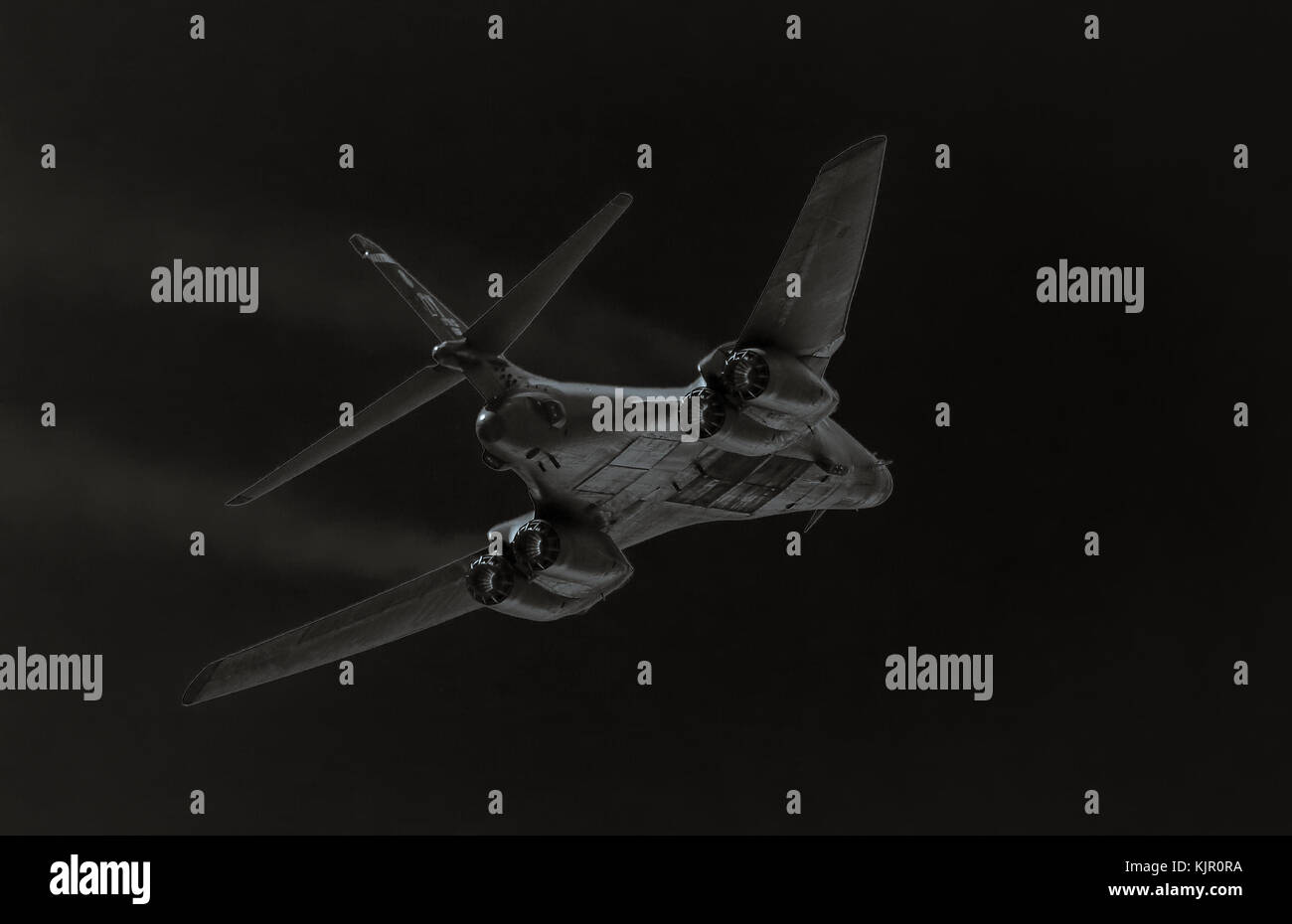 The mighty B1-B Lancer (Bone) streaks away during its display at ...