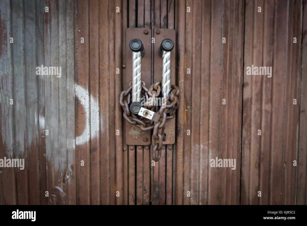 rusty chain on a metal door with padlock Stock Photo - Alamy
