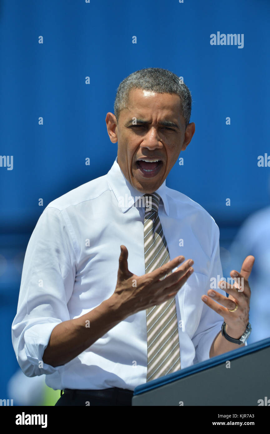 MIAMI, FL - MARCH 29: President Barack Obama approaches the podium ...