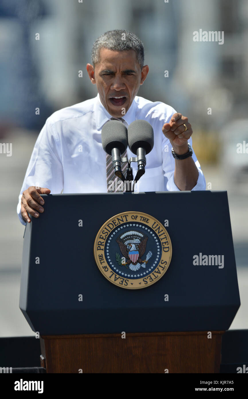 MIAMI, FL - MARCH 29: President Barack Obama approaches the podium ...