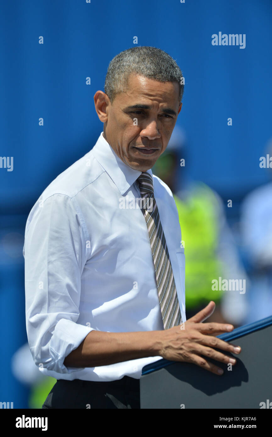 MIAMI, FL - MARCH 29: President Barack Obama approaches the podium ...
