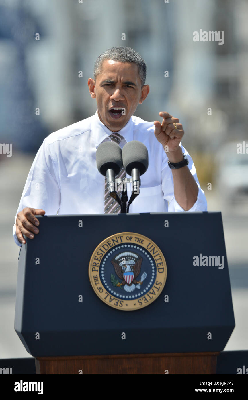 MIAMI, FL - MARCH 29: President Barack Obama approaches the podium ...