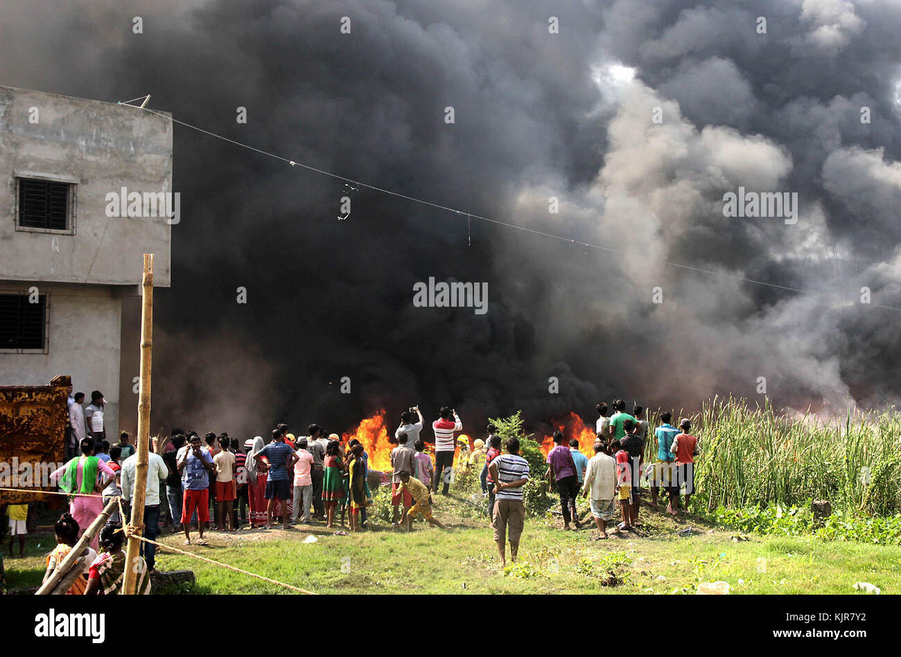 Kolkata, India. 24th Nov, 2017. Firefighters try to control a fire that ...