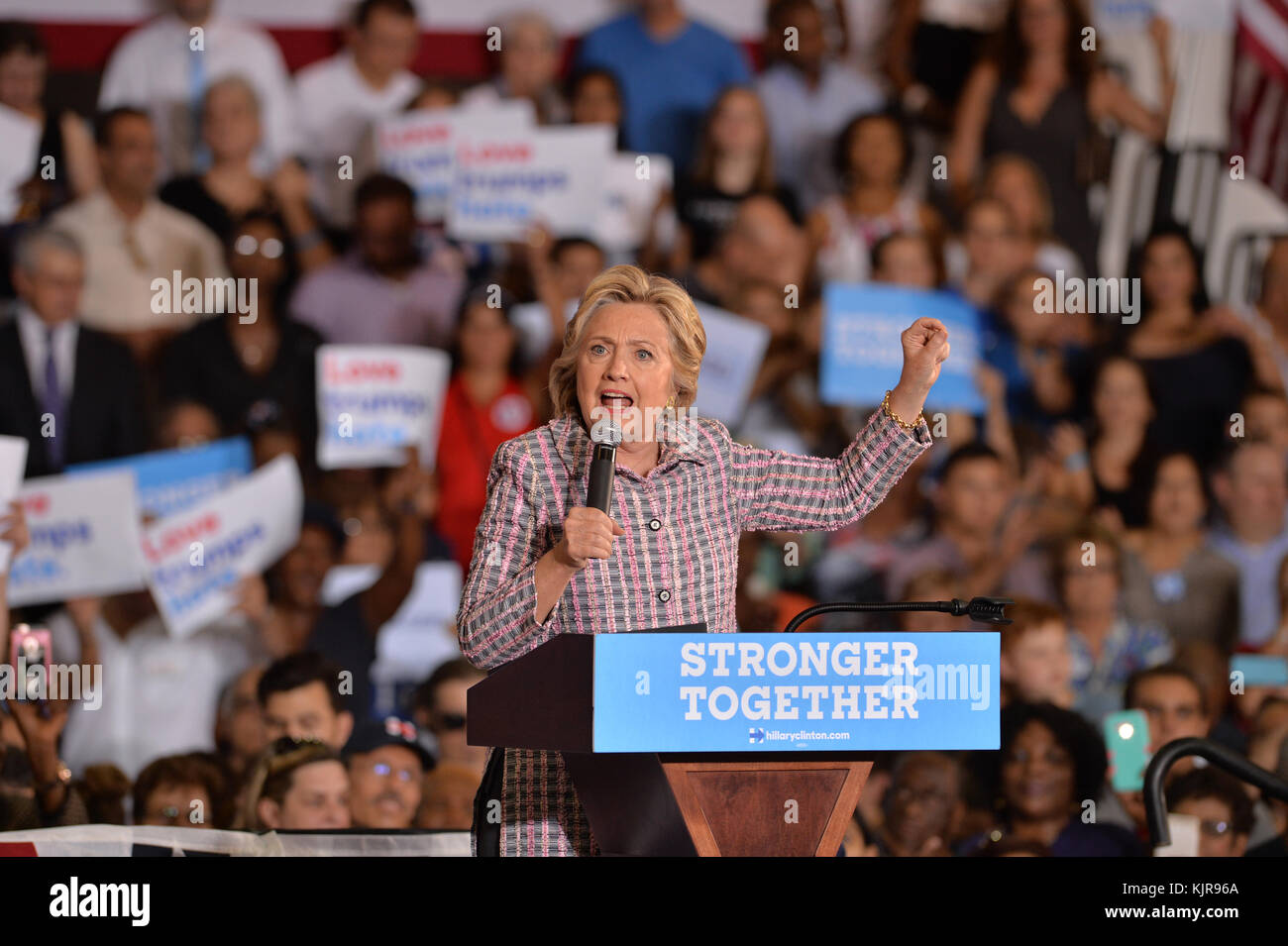 CORAL SPRINGS, FL - SEPTEMBER 30: Democratic presidential candidate ...