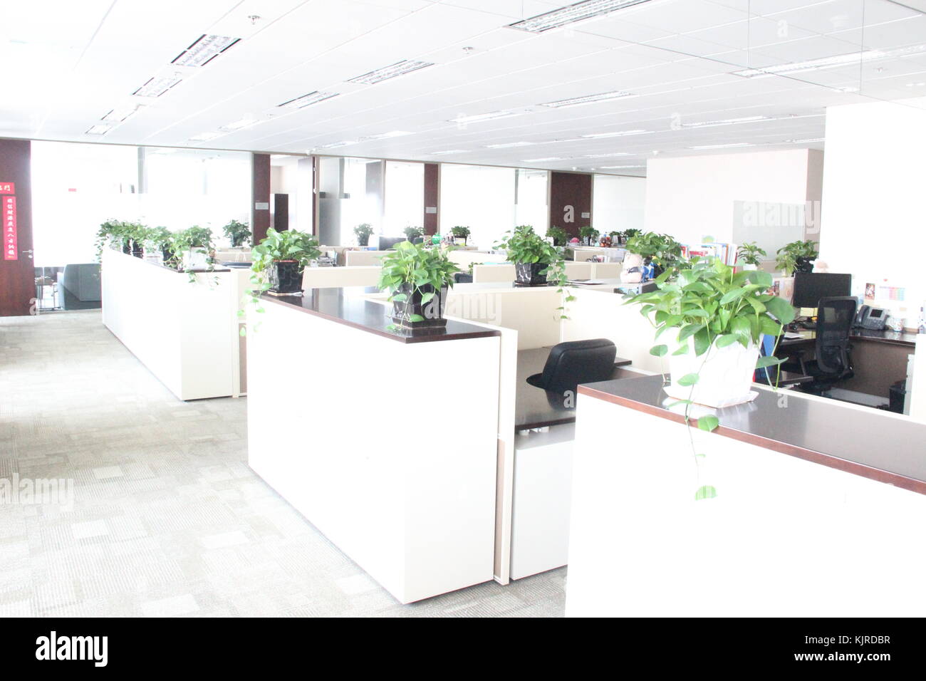 Empty office cubicles hi-res stock photography and images - Alamy