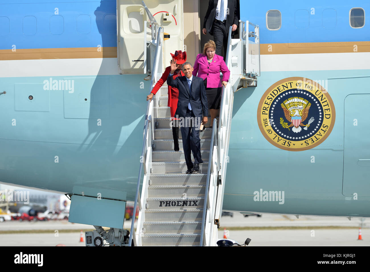 MIAMI, FL - FEBRUARY 25: U.S. President Barack Obama arrives on Air ...