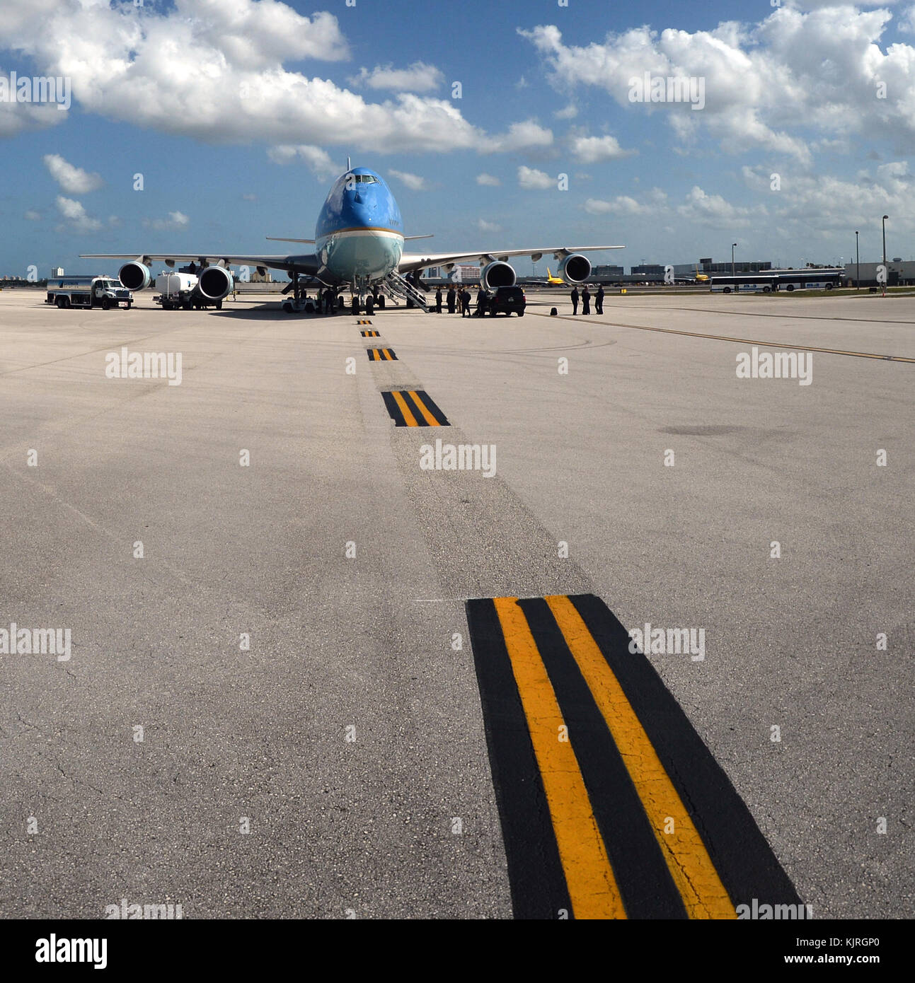 MIAMI BEACH, FL - MAY 27: US President Barack Obama walks off Air Force ...