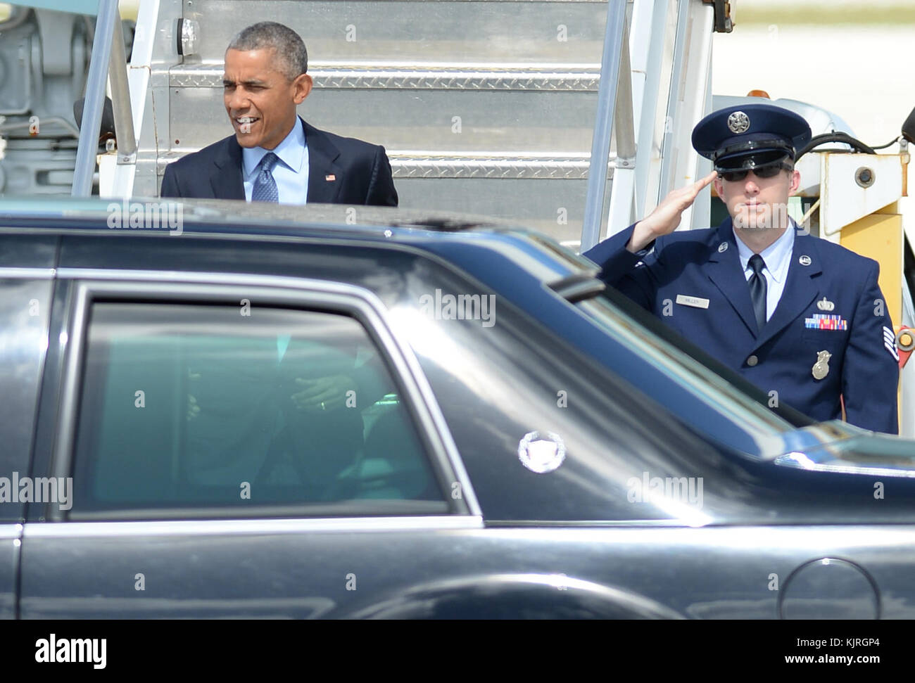 MIAMI BEACH, FL - MAY 27: US President Barack Obama walks off Air Force ...