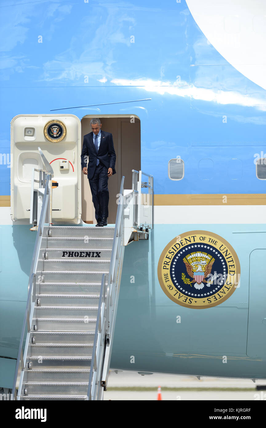 MIAMI BEACH, FL - MAY 27: US President Barack Obama walks off Air Force ...