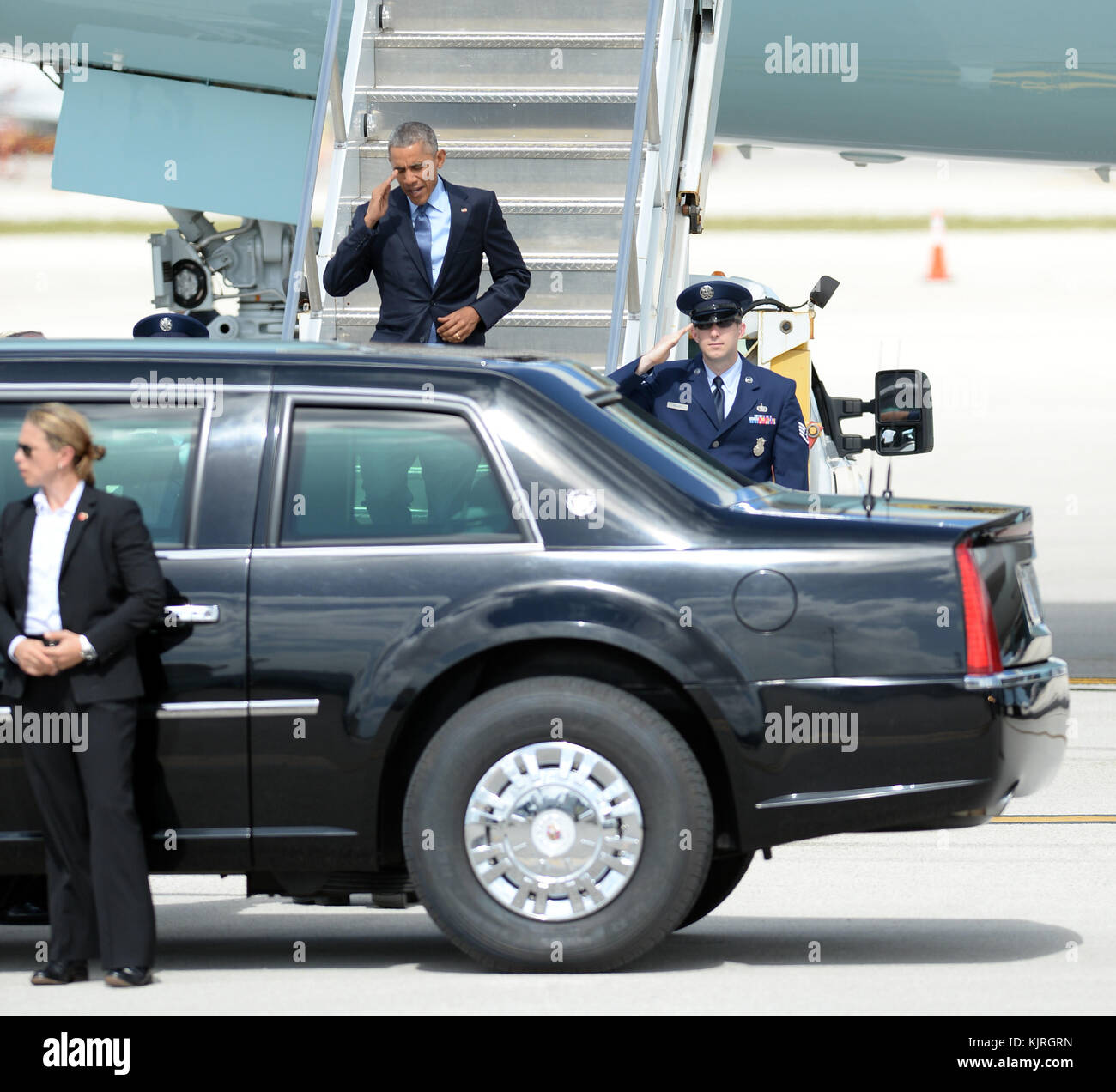 MIAMI BEACH, FL - MAY 27: US President Barack Obama walks off Air Force ...