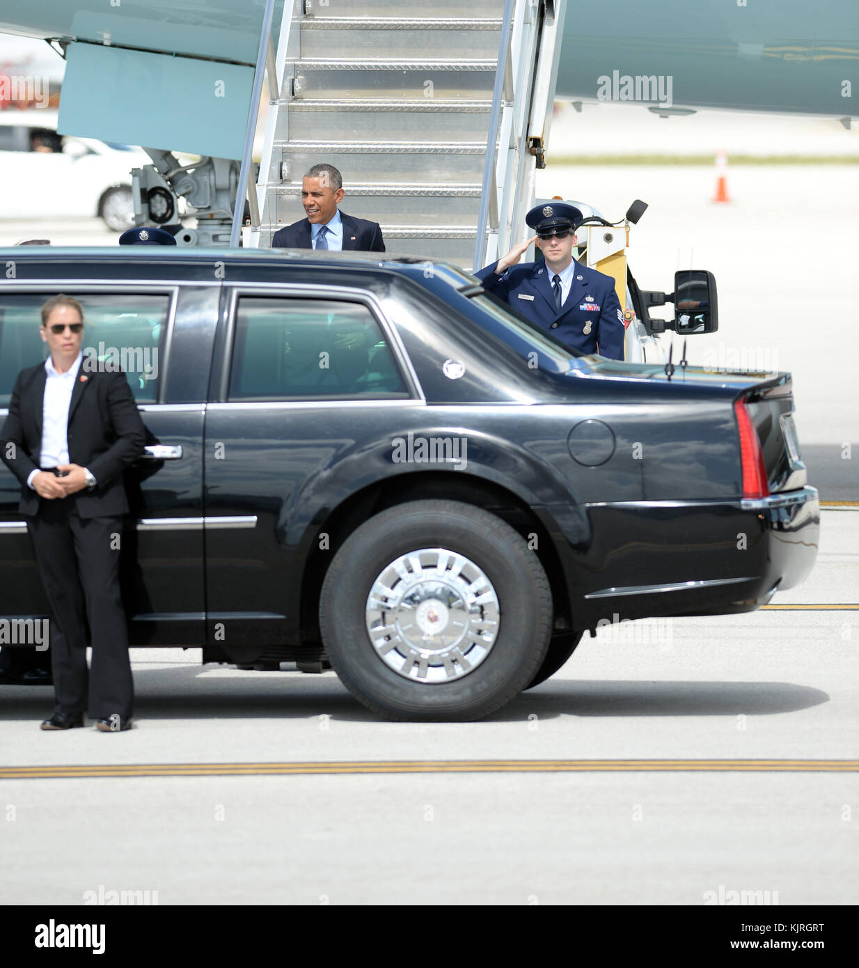 MIAMI BEACH, FL - MAY 27: US President Barack Obama walks off Air Force ...