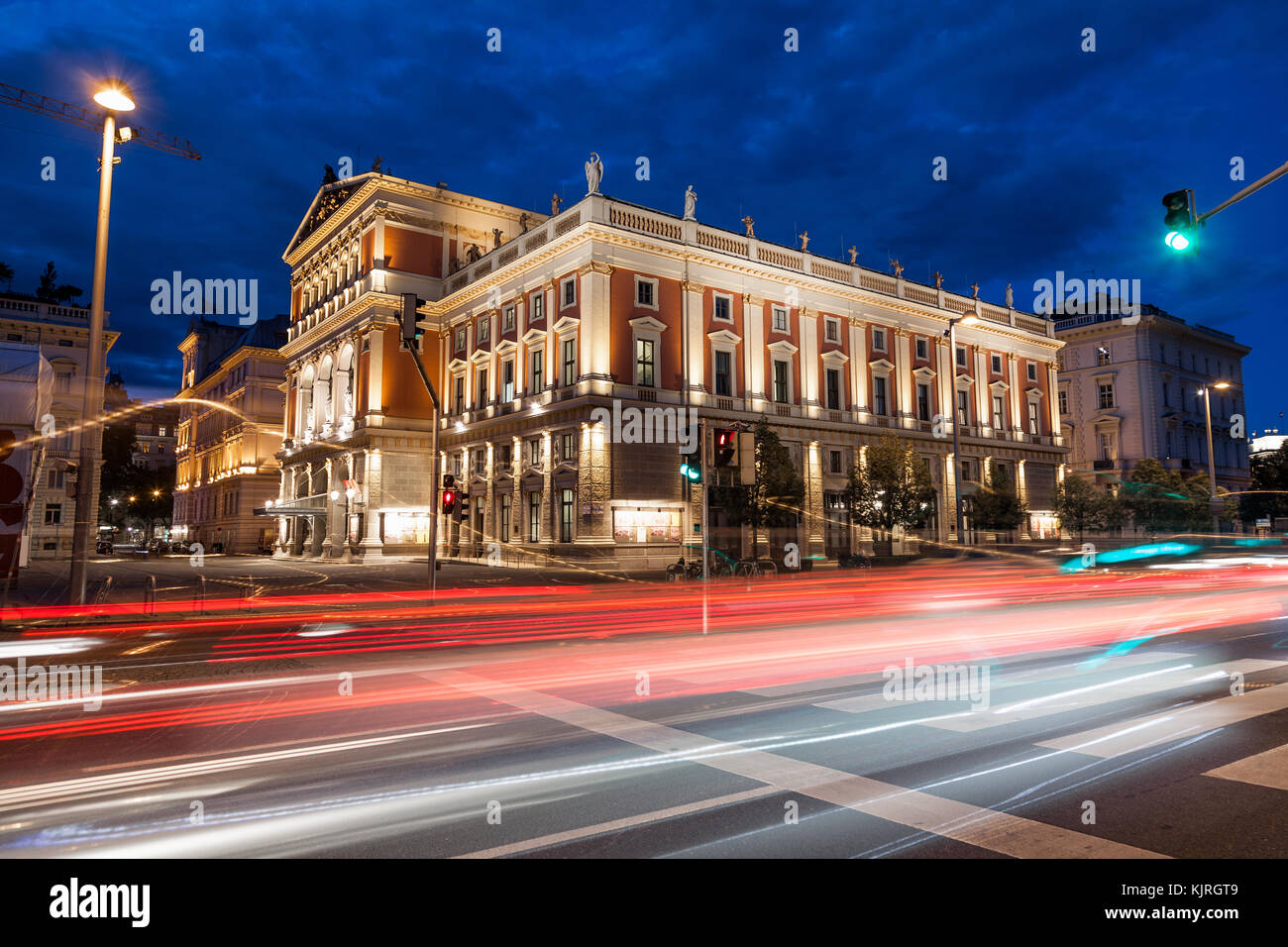 Famous Vienna state opera house at night Stock Photo - Alamy