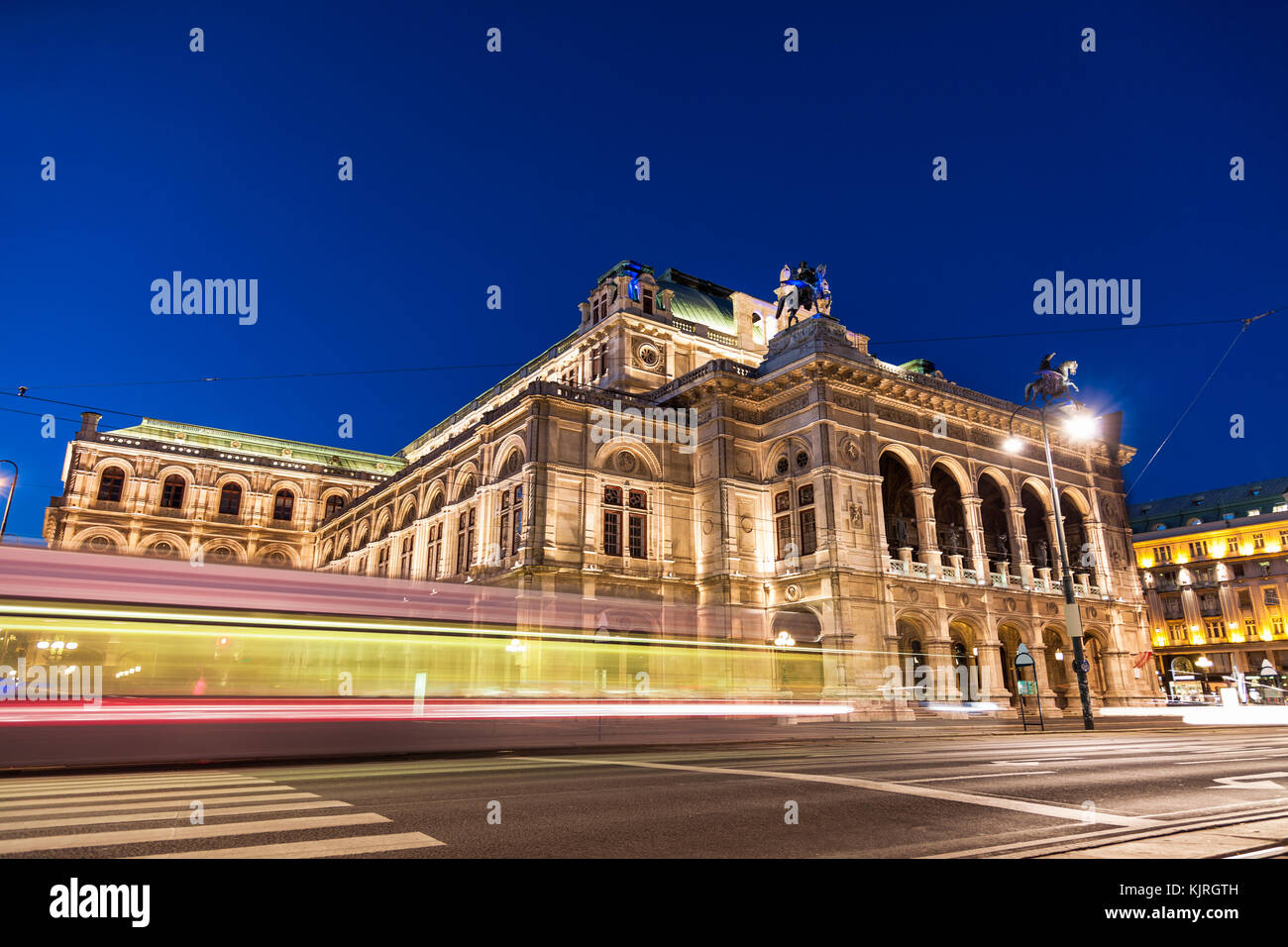Viennese opera ball hi-res stock photography and images - Alamy