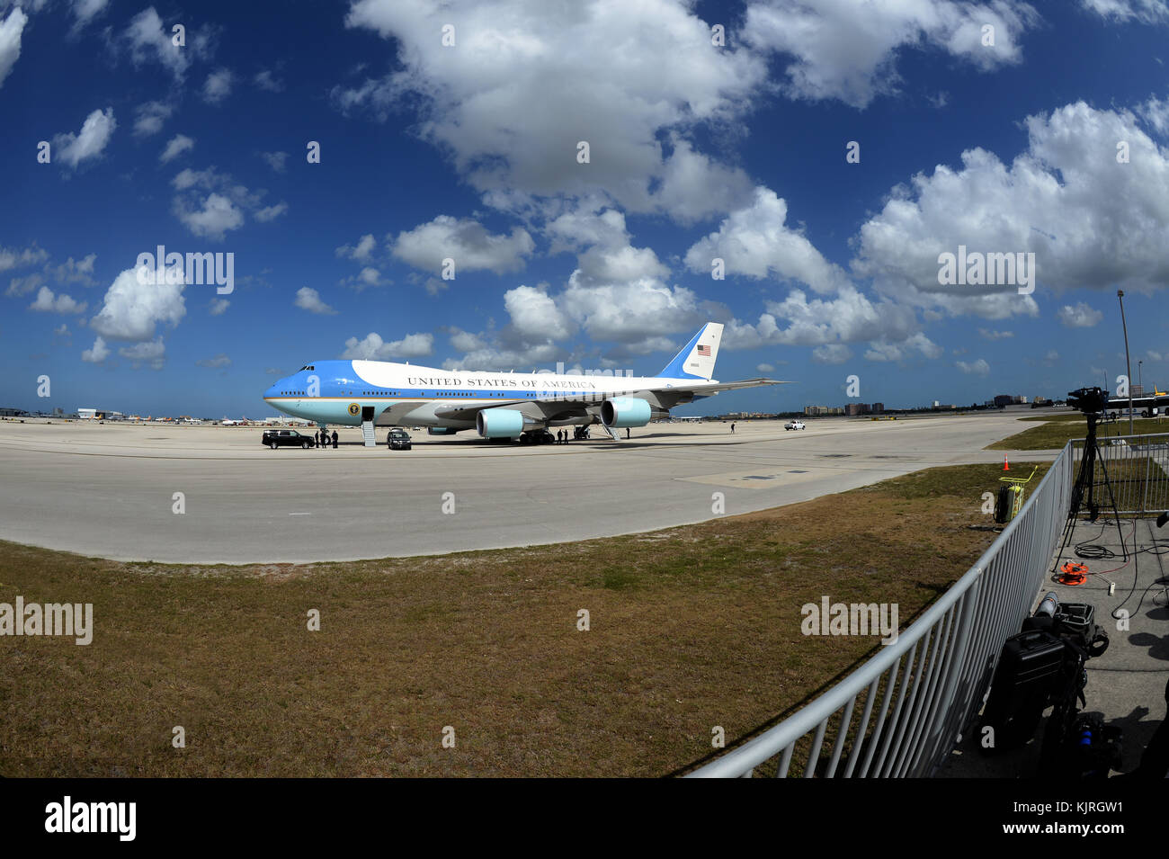 MIAMI BEACH, FL - MAY 27: US President Barack Obama walks off Air Force ...