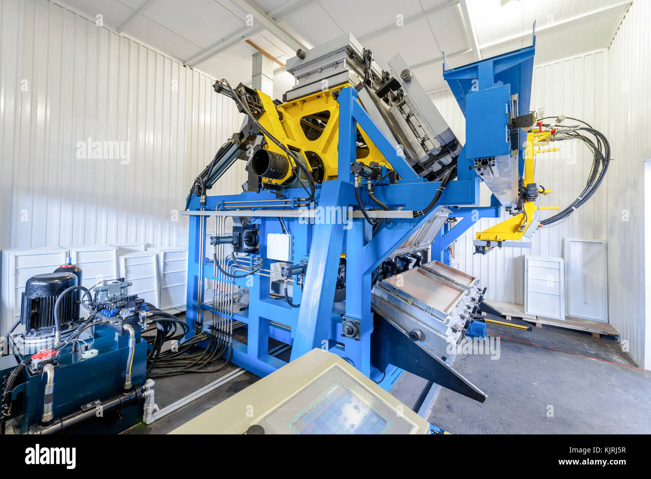 closeup molding and cast press machine for the manufacture of plastic ...