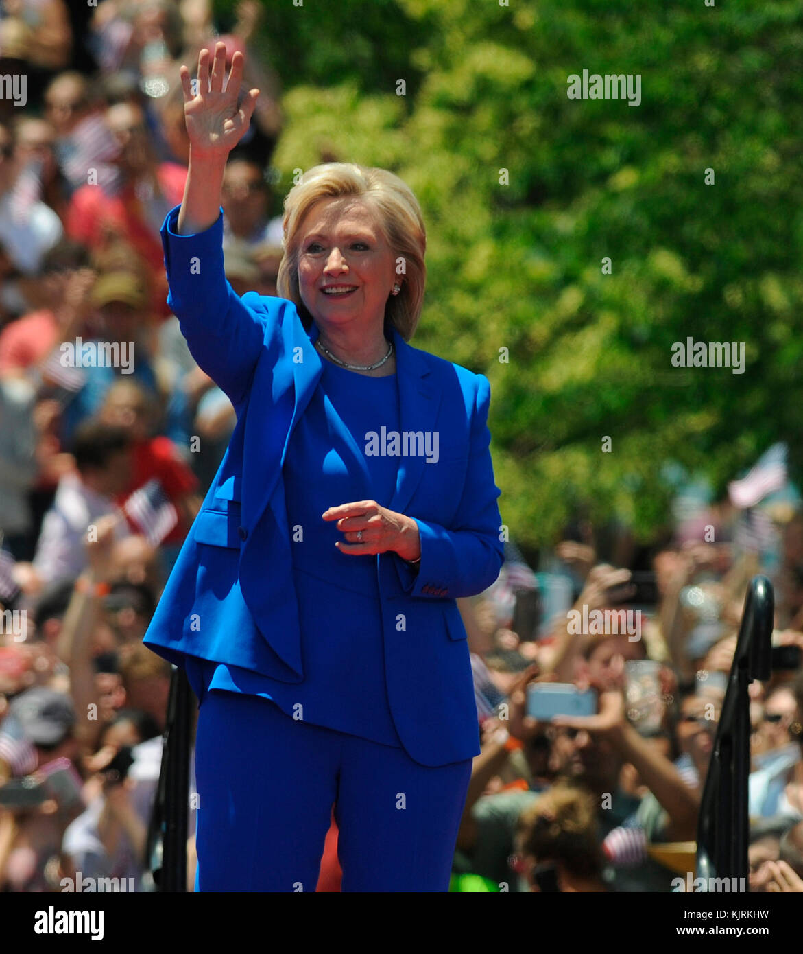Hillary clinton pant suit hi-res stock photography and images - Alamy
