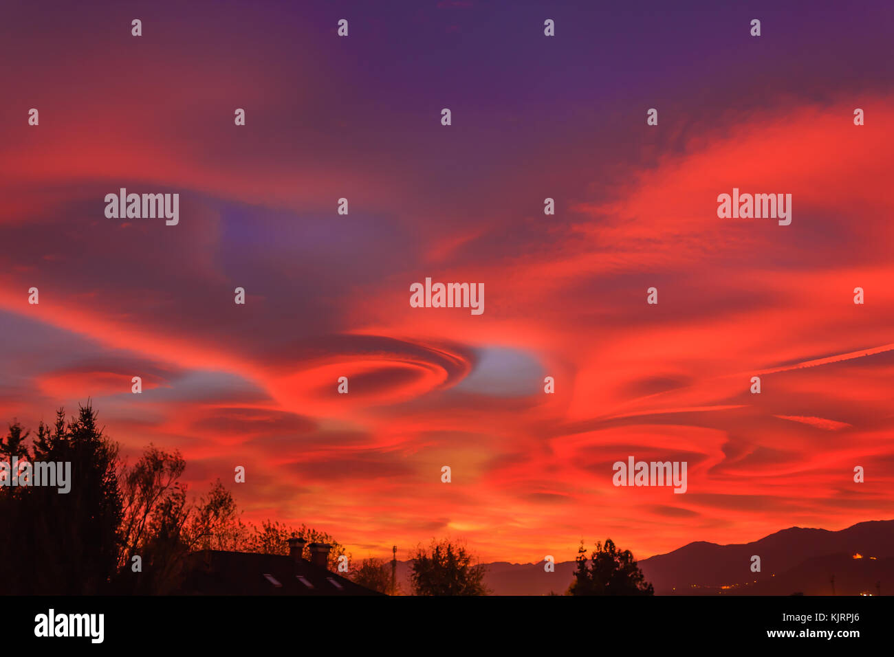 Lenticular rays hi-res stock photography and images - Alamy