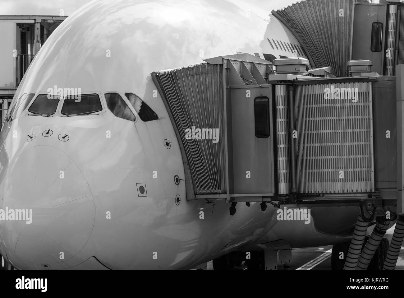 Aircraft overhead landing Black and White Stock Photos & Images - Alamy