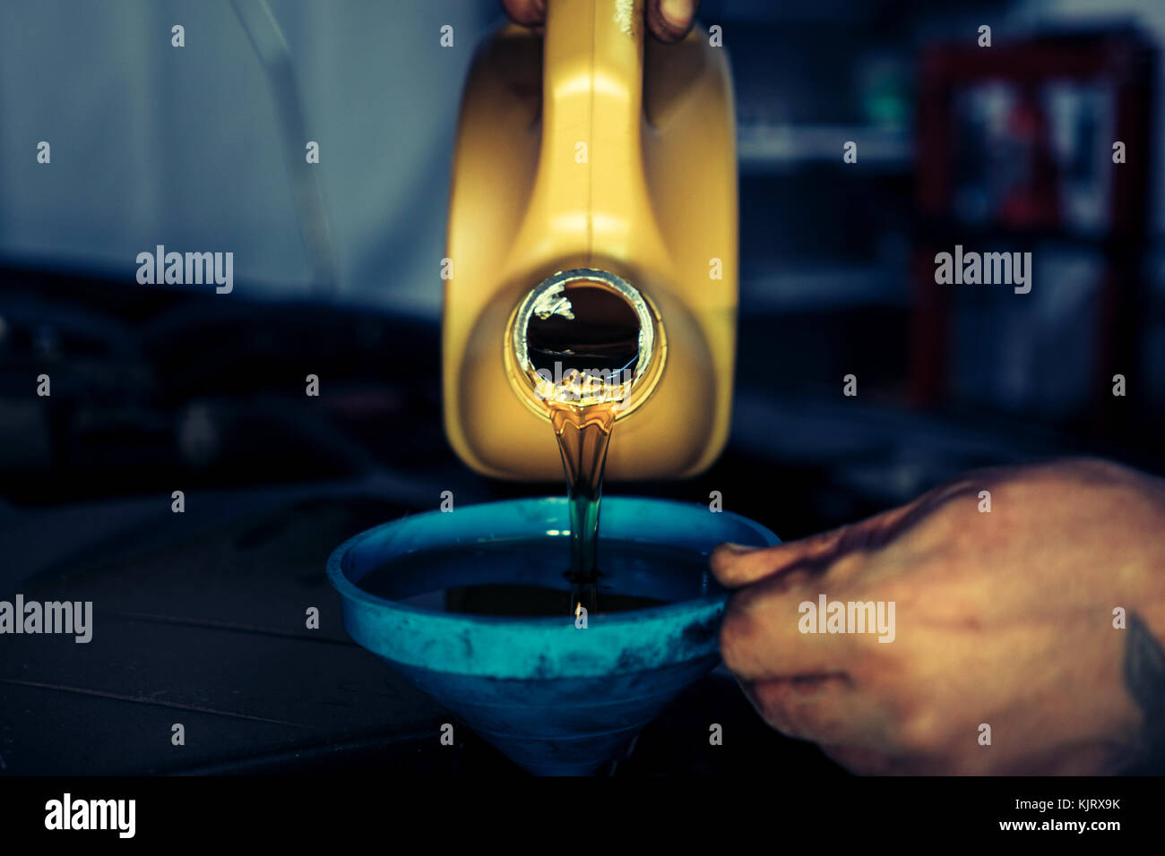 man pours motor oil into the car Stock Photo - Alamy