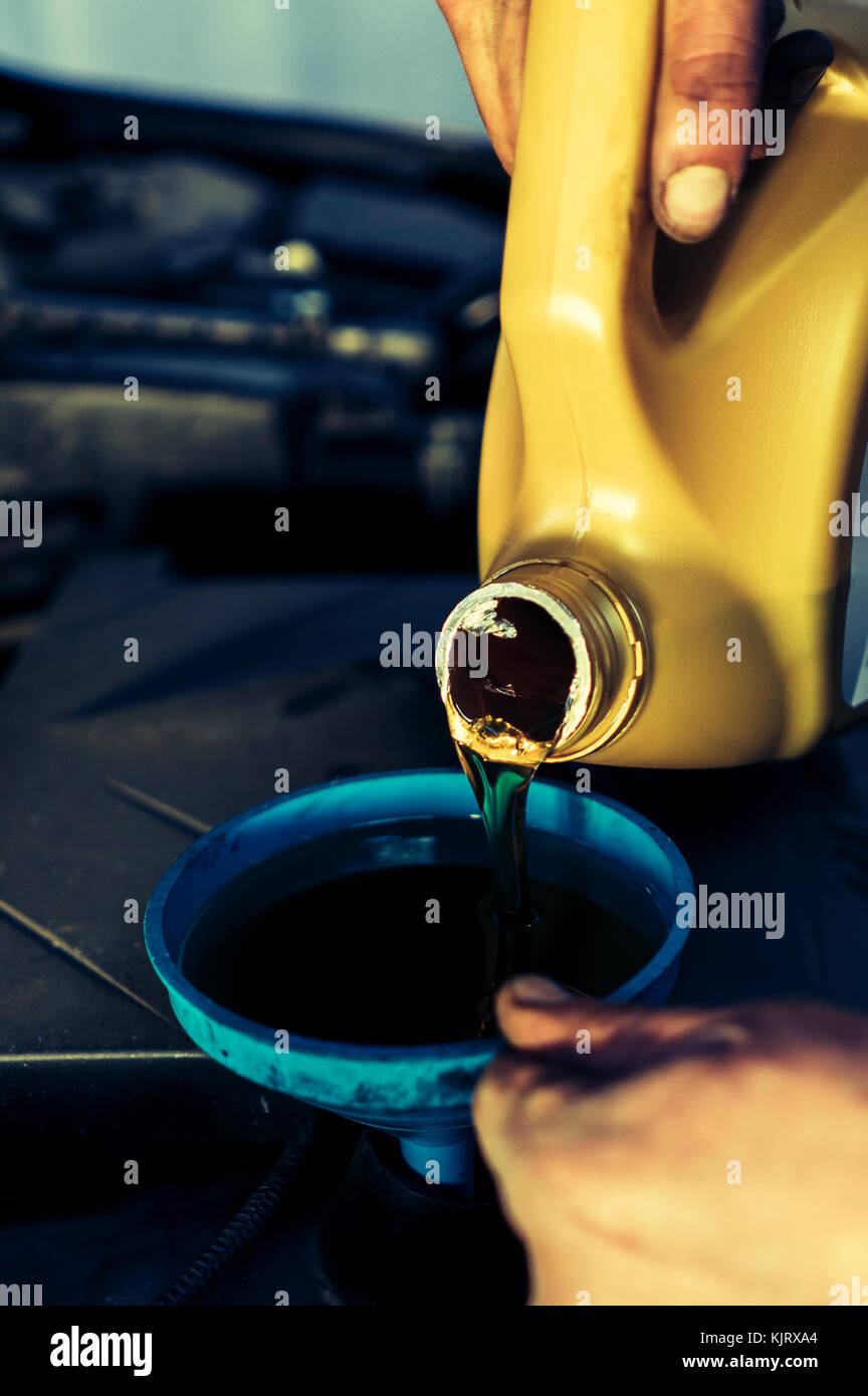 man pours motor oil into the car Stock Photo - Alamy