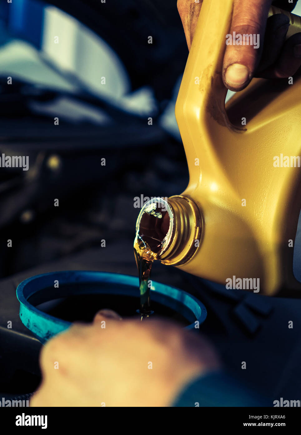man pours motor oil into the car Stock Photo - Alamy