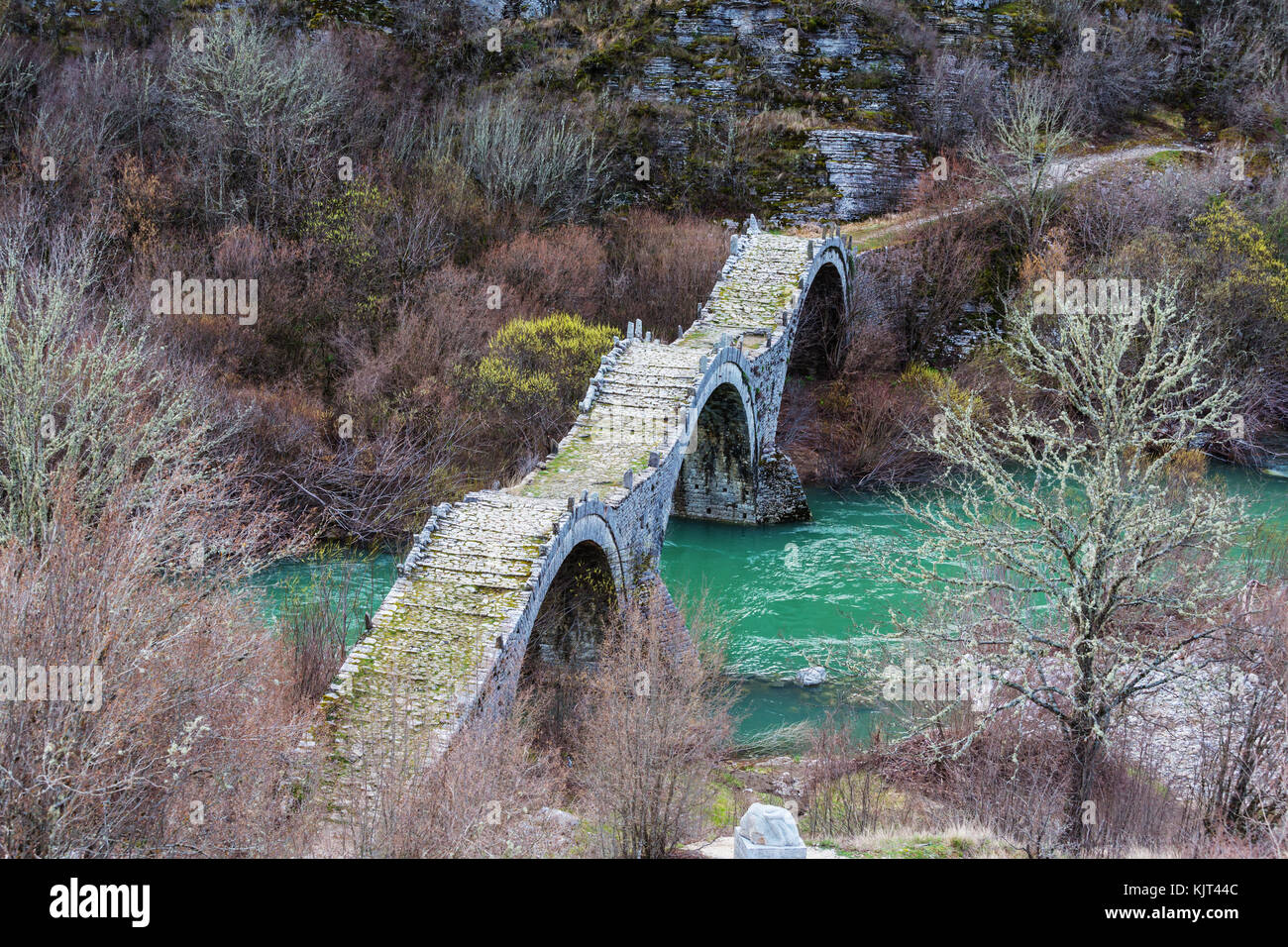 Traditional stone bridge in Greece Stock Photo - Alamy
