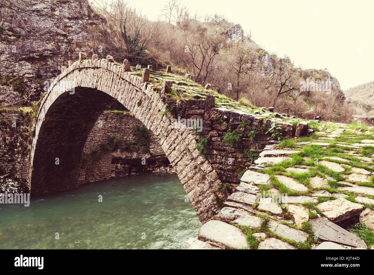 Traditional stone bridge in Greece Stock Photo - Alamy
