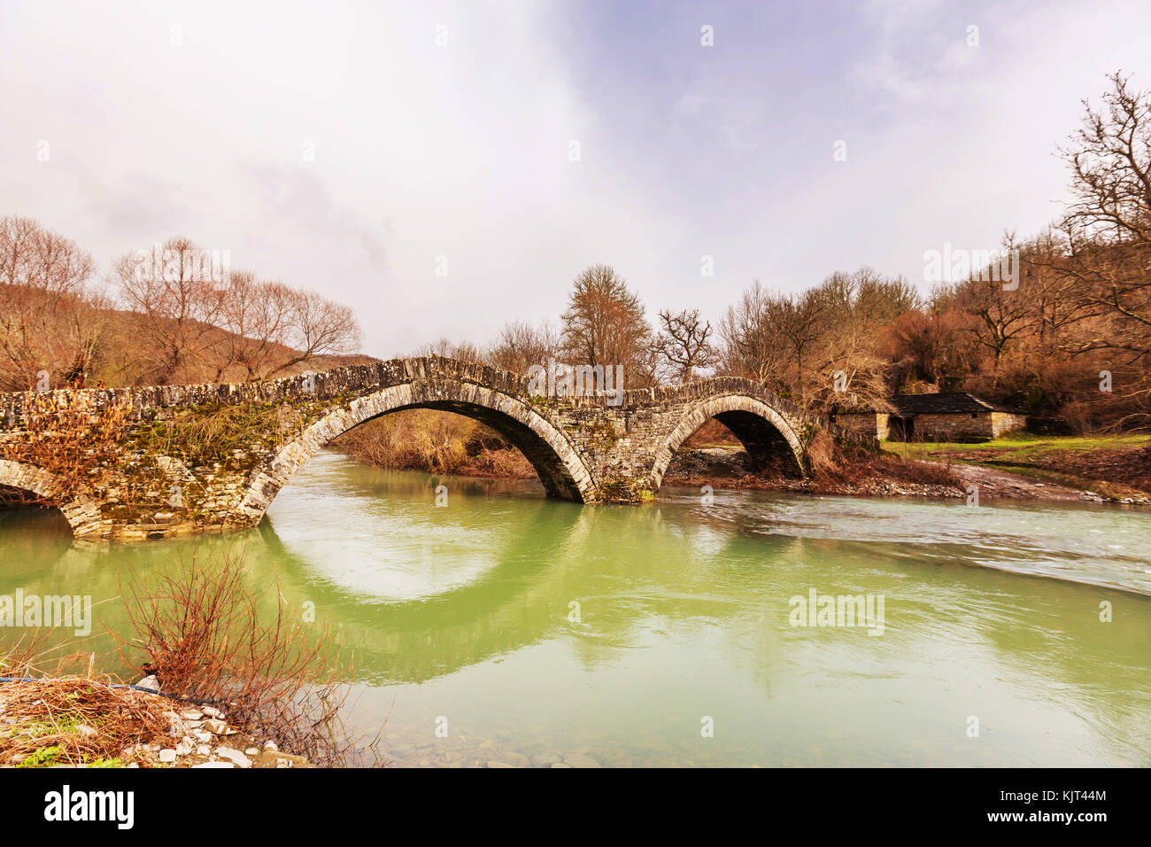 Traditional stone bridge in Greece Stock Photo - Alamy