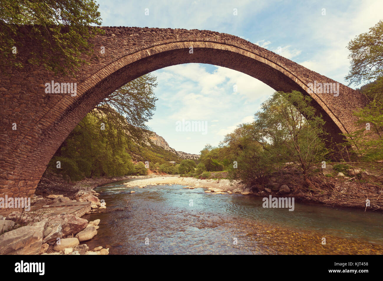 Traditional stone bridge in Greece Stock Photo - Alamy