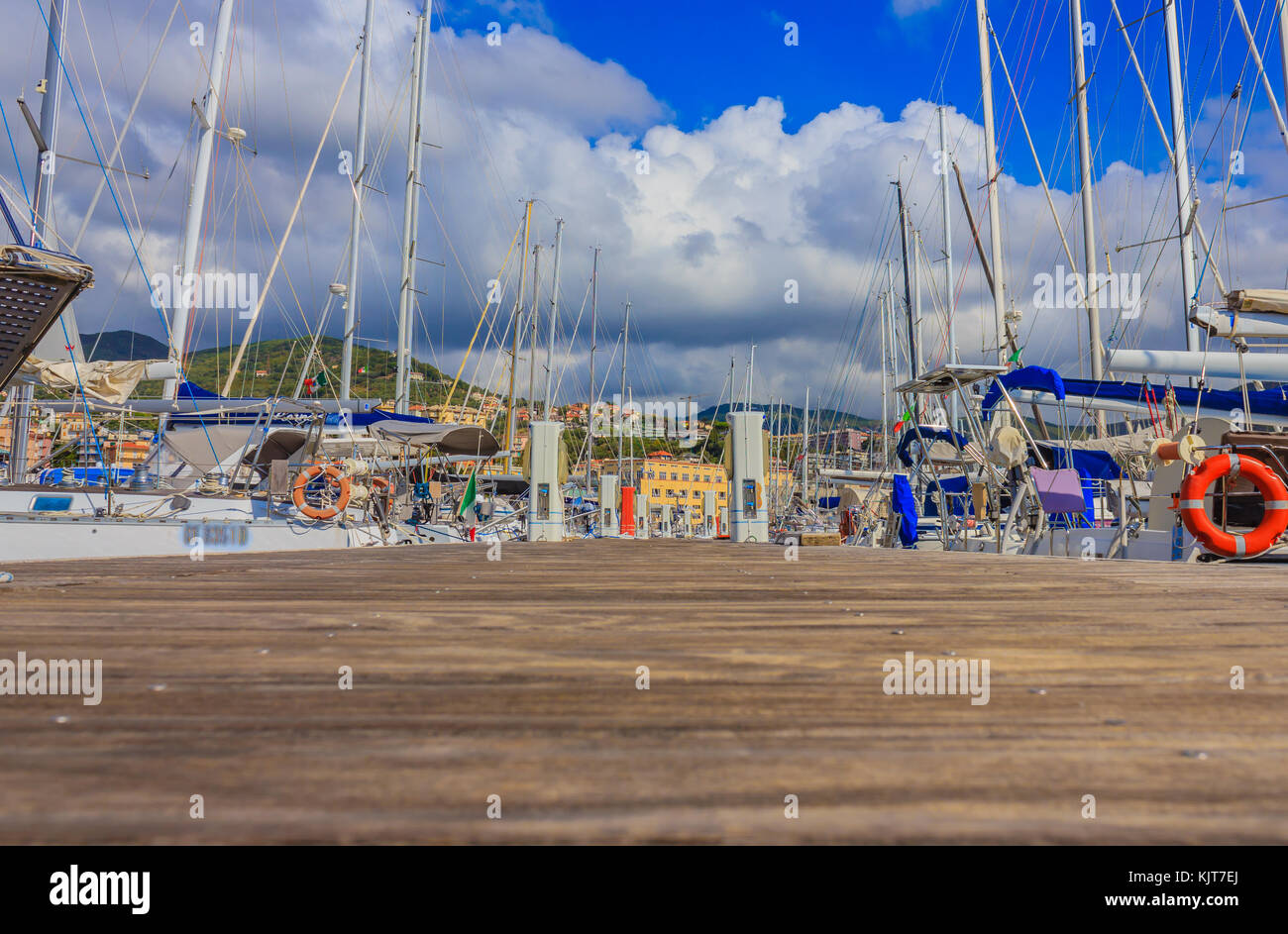 Level ground boats hi-res stock photography and images - Alamy