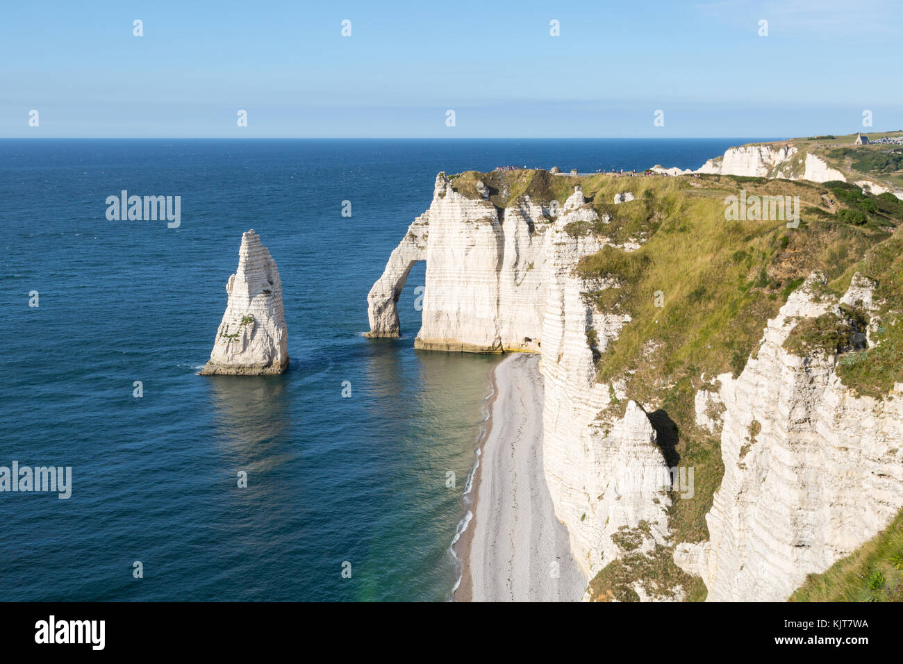 Famous arch of alabaster coast near Etretat Stock Photo - Alamy