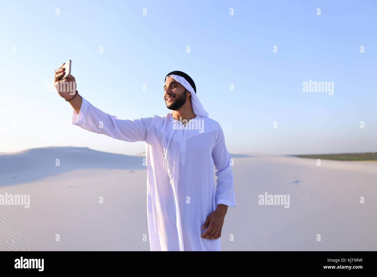 Portrait of Arabian sheikh man with gadget that communicates in Stock ...