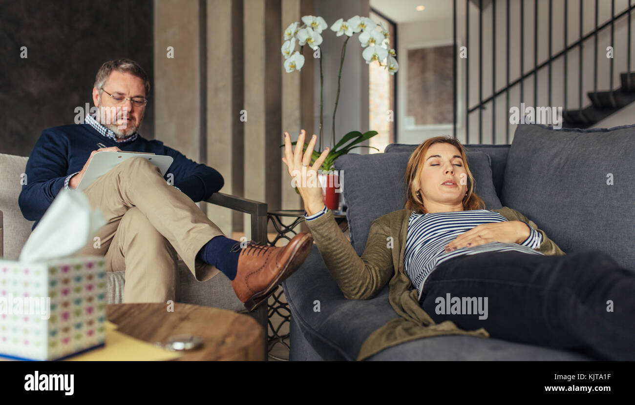 Psychiatrist and patient couch hi-res stock photography and images - Alamy
