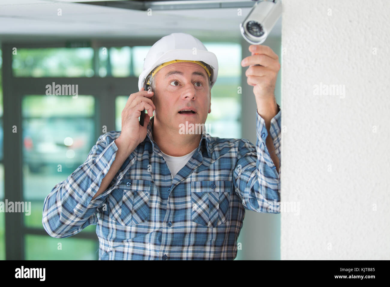 Installing cctv hi-res stock photography and images - Alamy