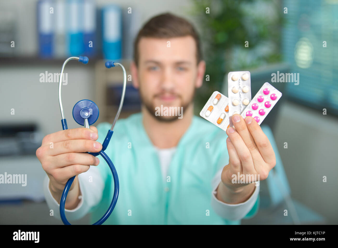 doctor holding pills Stock Photo - Alamy