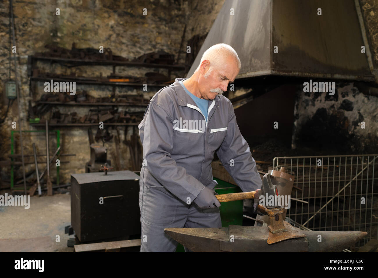 blacksmith forging metal Stock Photo - Alamy