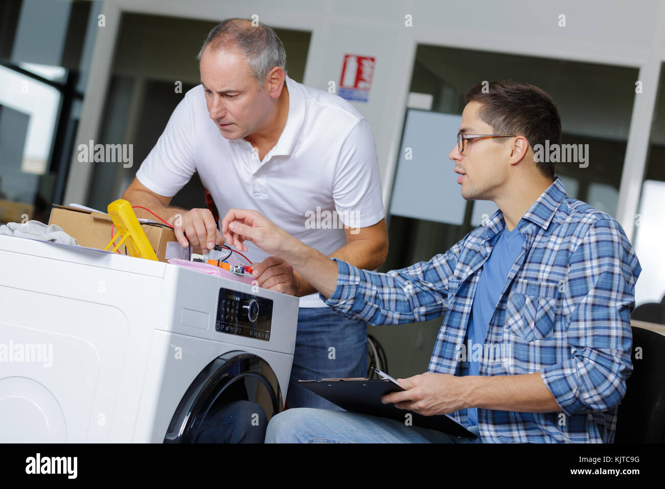 professional workmen fixing a washing machine Stock Photo - Alamy