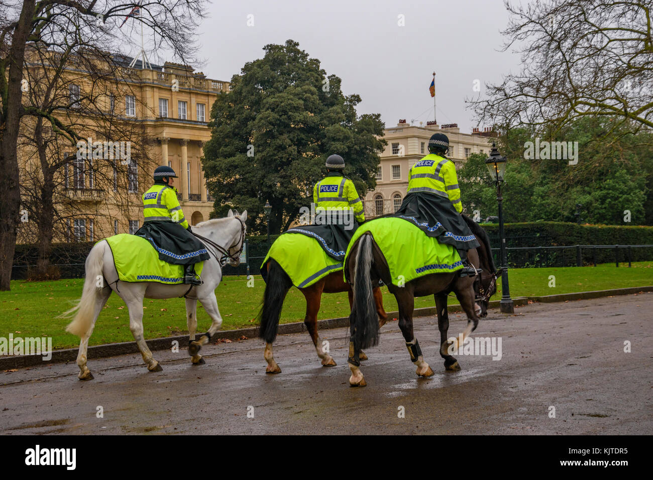 Police outside buckingham palace hi-res stock photography and images ...