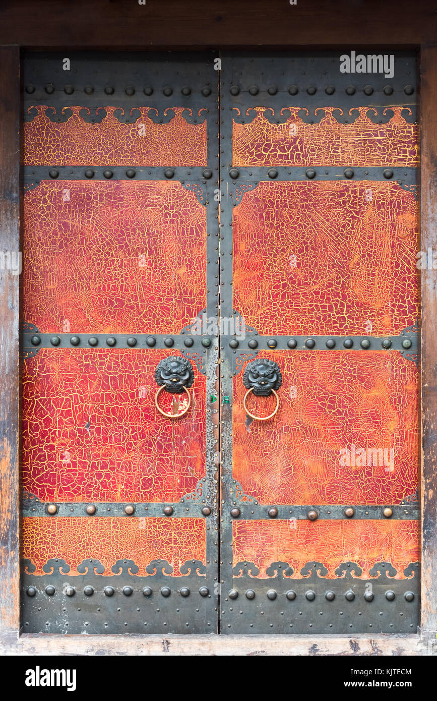 Traditional chinese door design door hi-res stock photography and ...