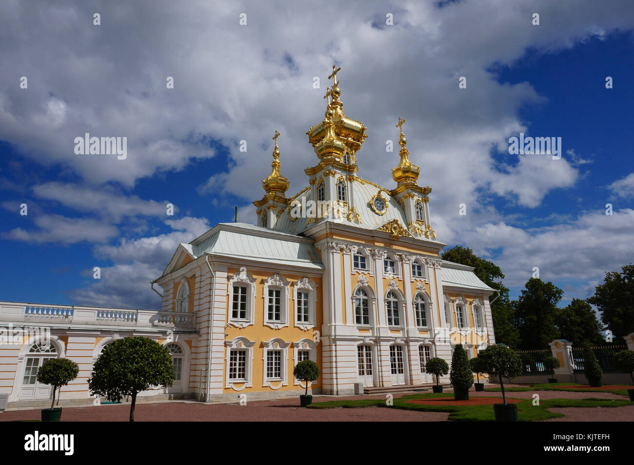 Buildings peterhof palace st hi-res stock photography and images - Alamy