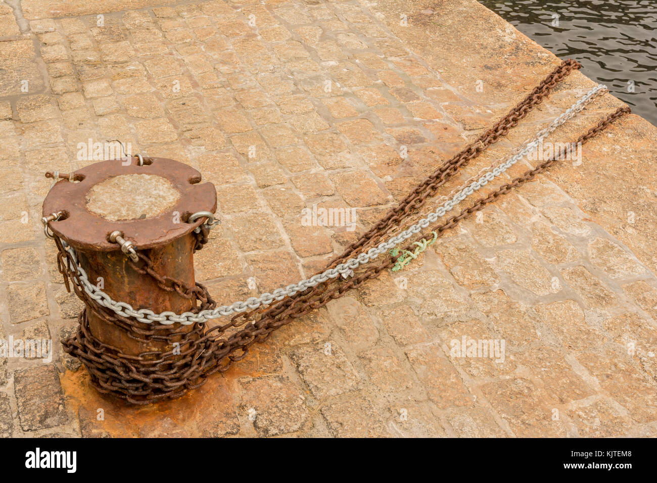 Chains round a metal bollard Stock Photo - Alamy