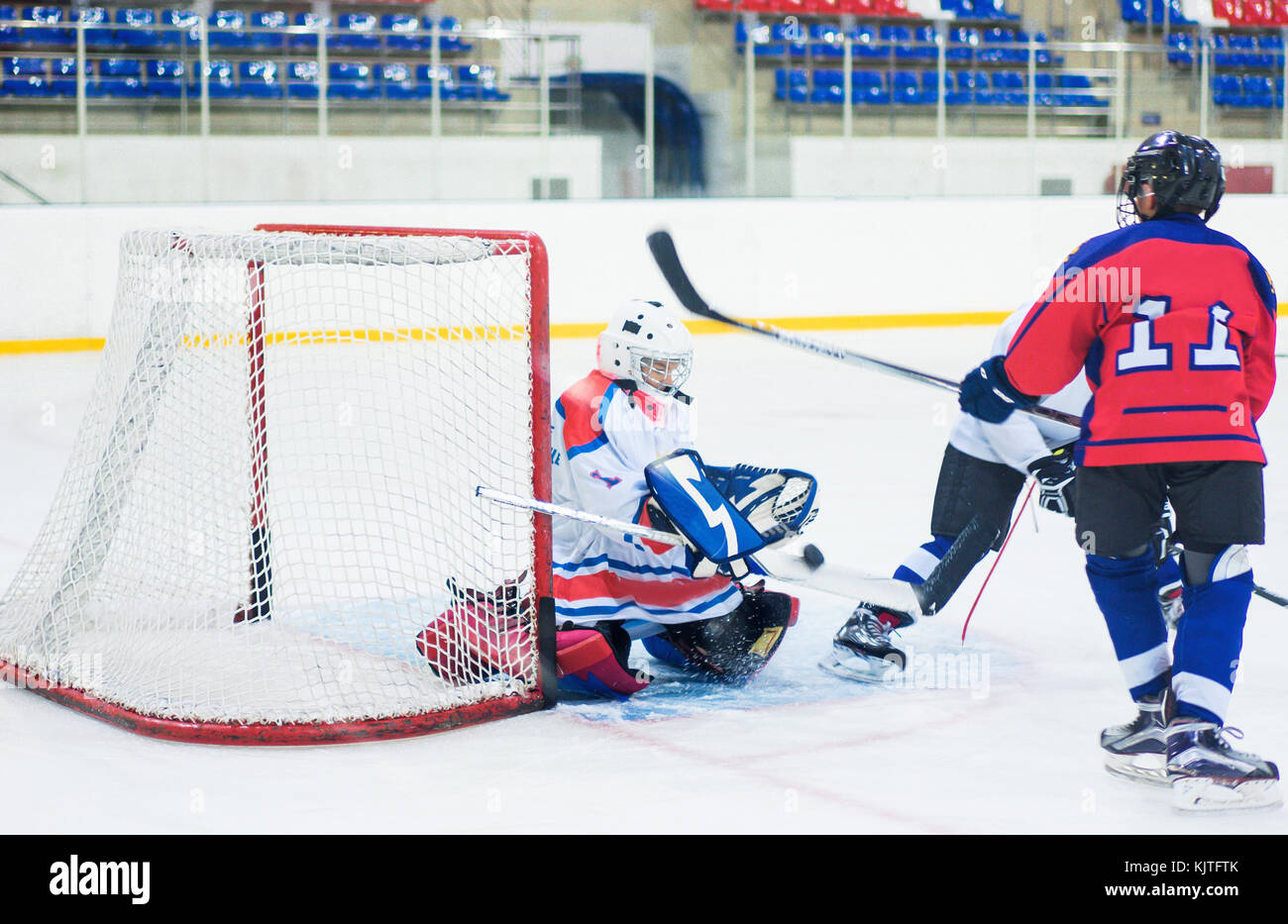 Ice hockey fight hi-res stock photography and images - Alamy