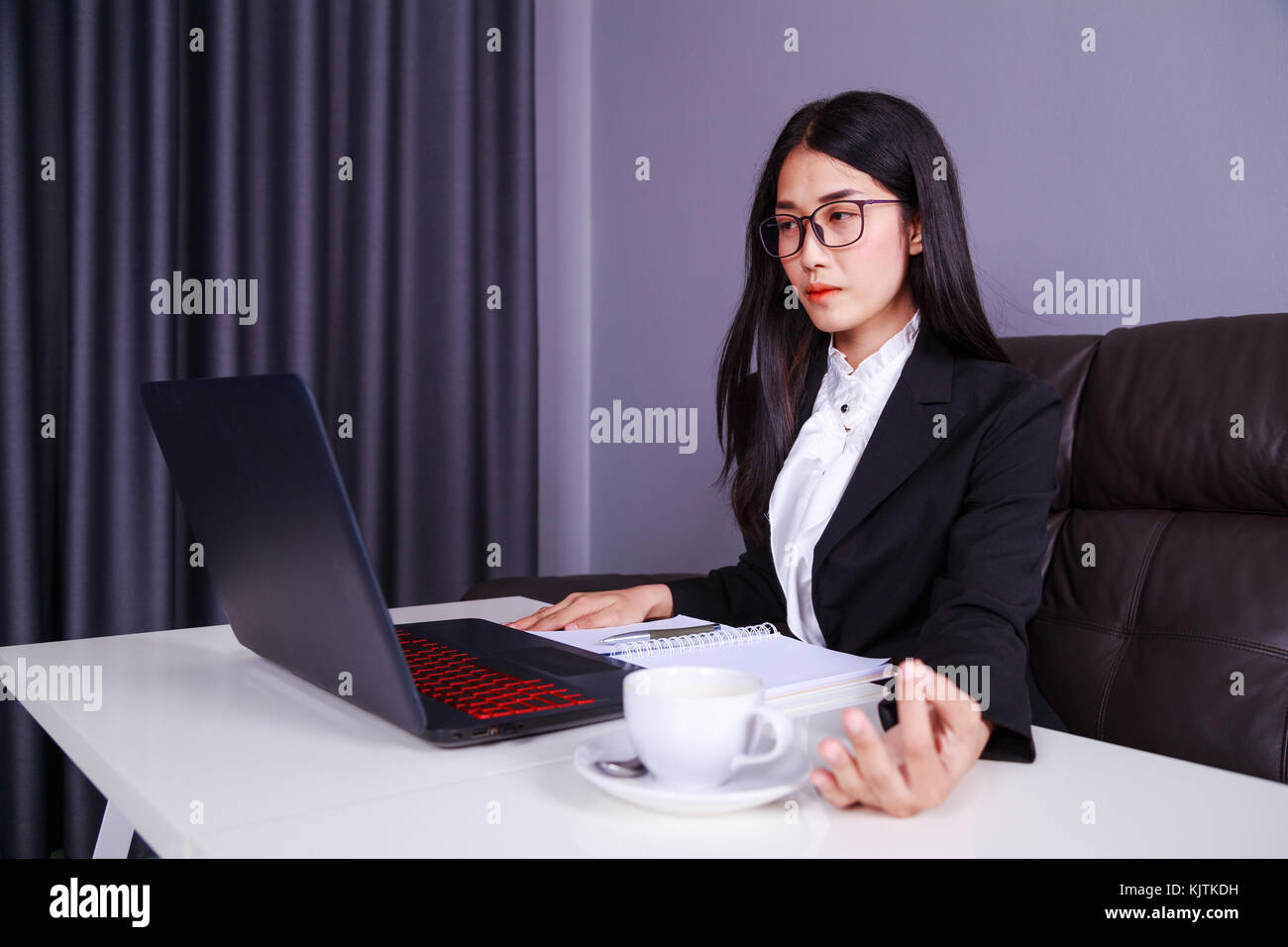 Woman writes notepad study online hi-res stock photography and images ...