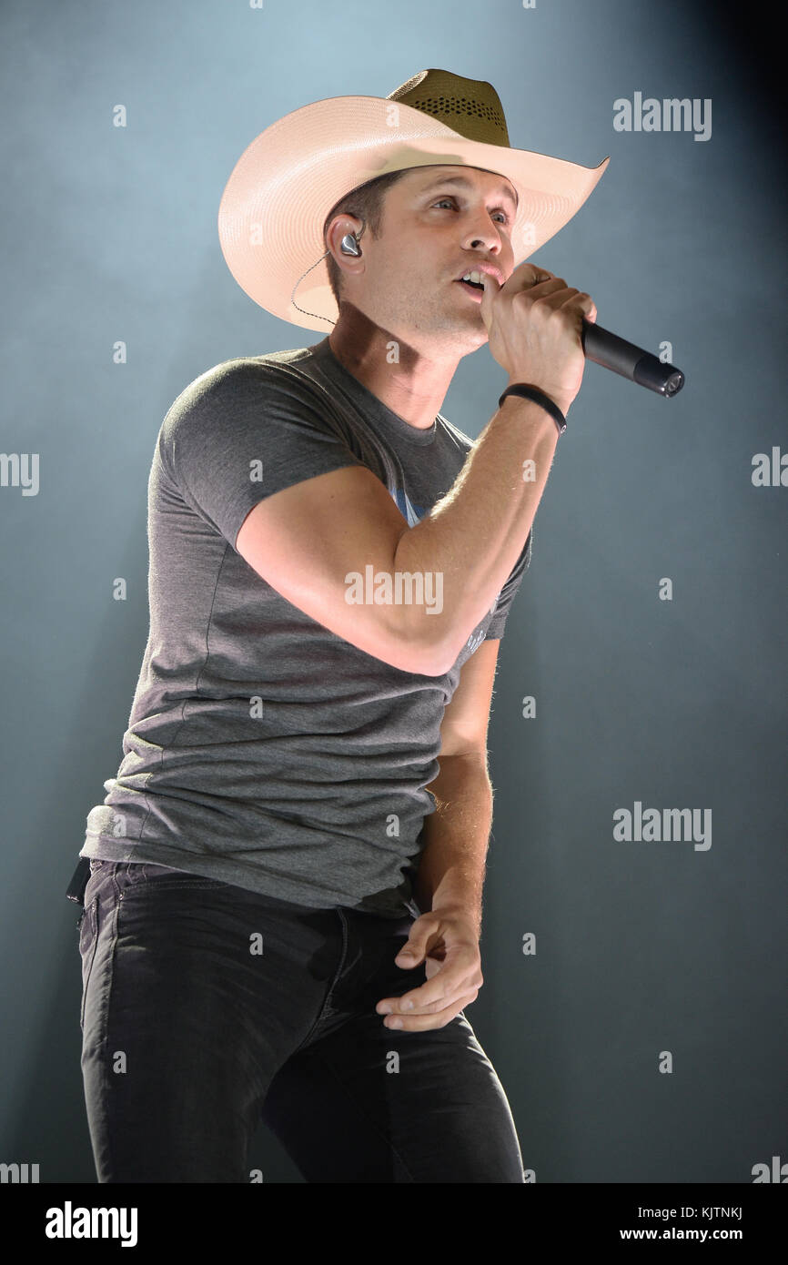 HOLLYWOOD FL - NOVEMBER 11: Dustin Lynch performs at Hard Rock Live ...
