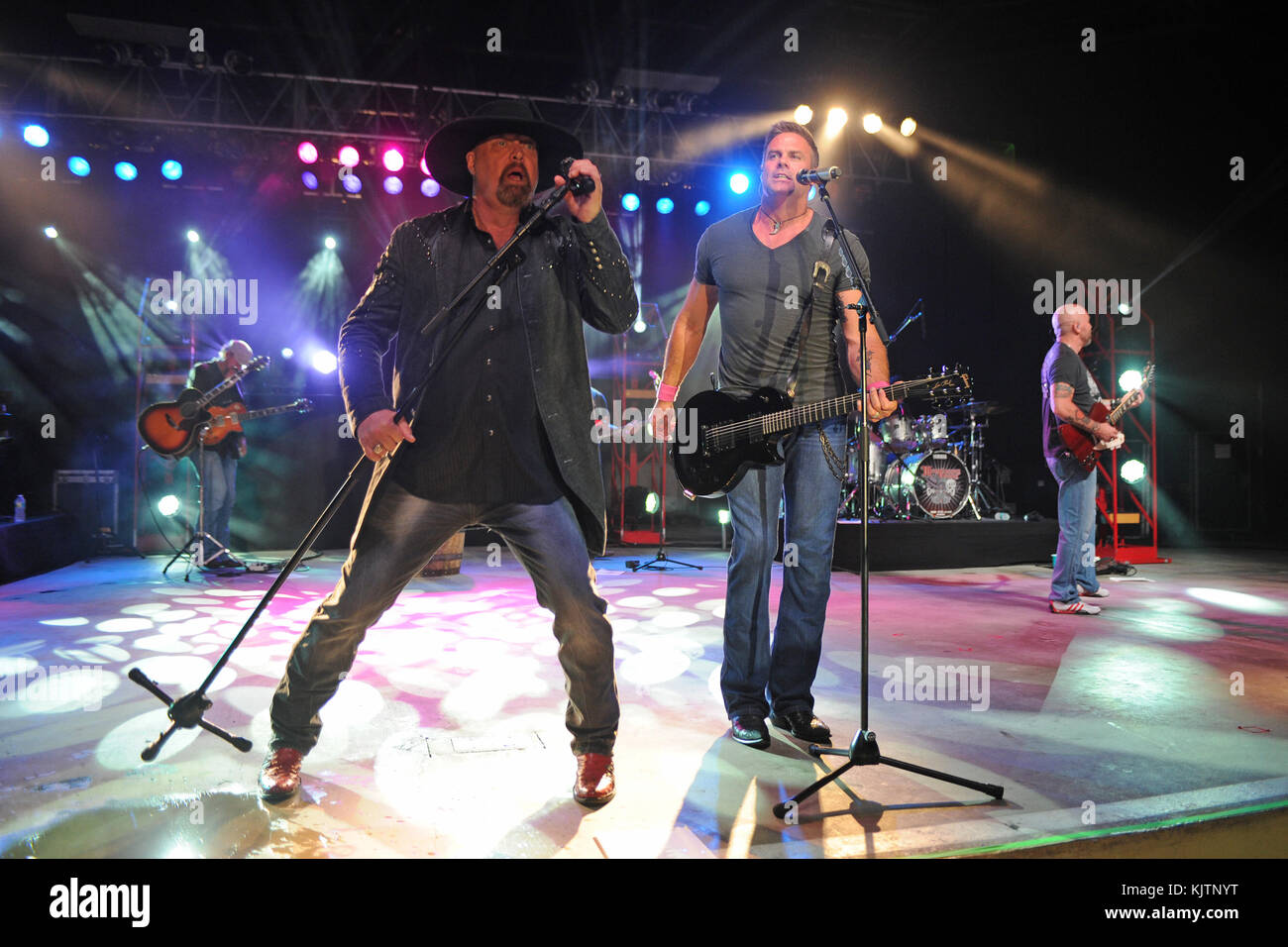Eddie montgomery and troy gentry hi-res stock photography and images ...