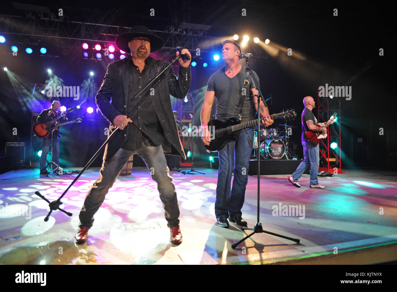 Eddie montgomery and troy gentry hi-res stock photography and images ...