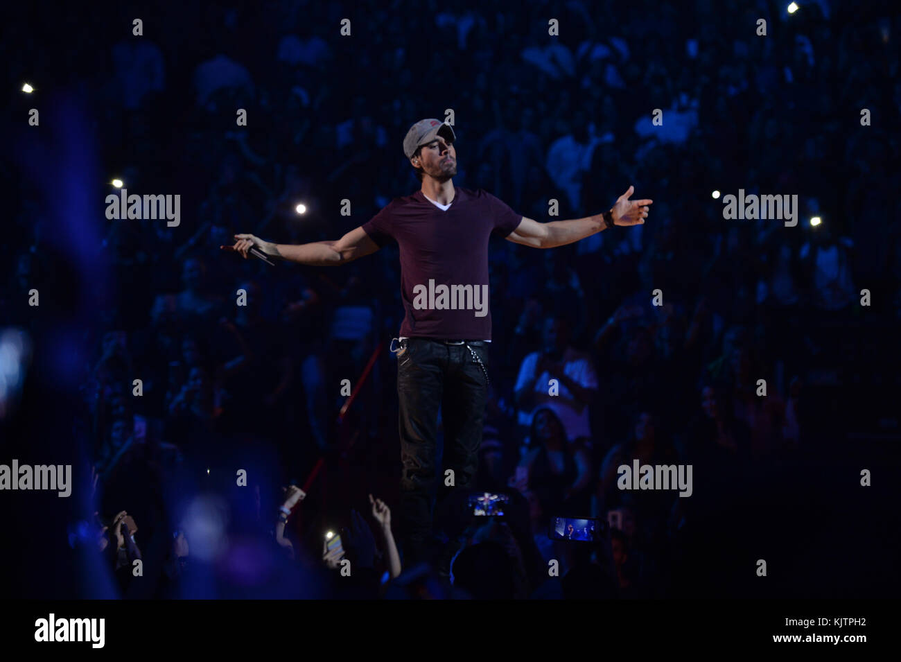 Enrique Iglesias Singing High Resolution Stock Photography and Images ...