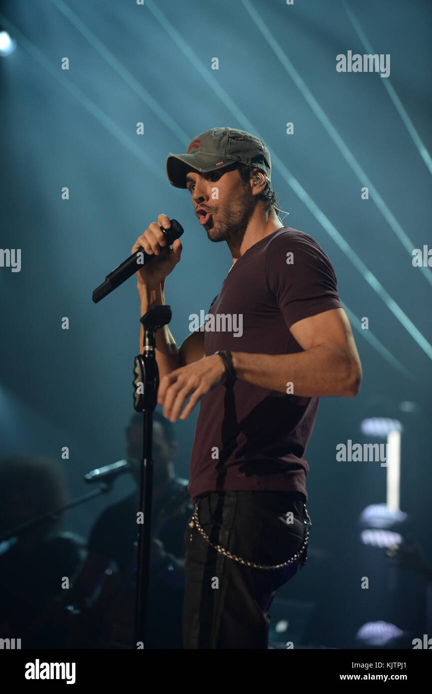 Enrique iglesias singing hi-res stock photography and images - Alamy